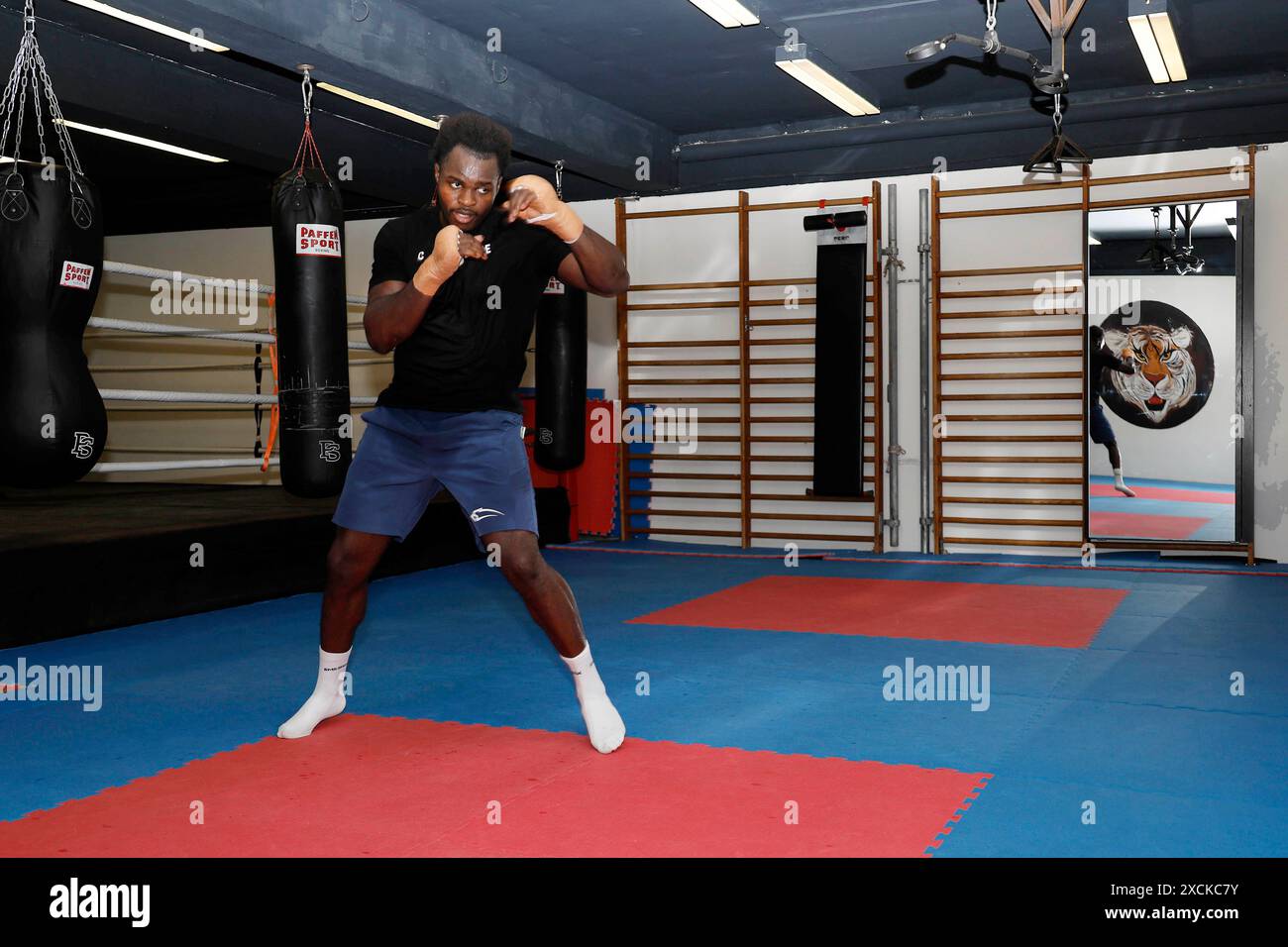 Koeln 12.06.2024 Boxtraining Vorbereitung Olympische Spiele in Paris Nelvie TIAFACK li.- beim ...