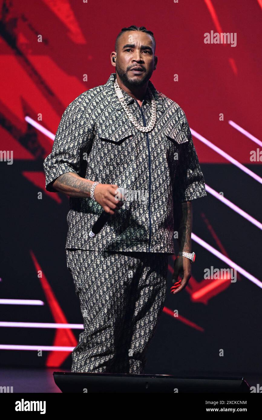 **FILE PHOTO** Don Omar Reveals Cancer Diagnosis. HOLLYWOOD FL - MAY 02 ...