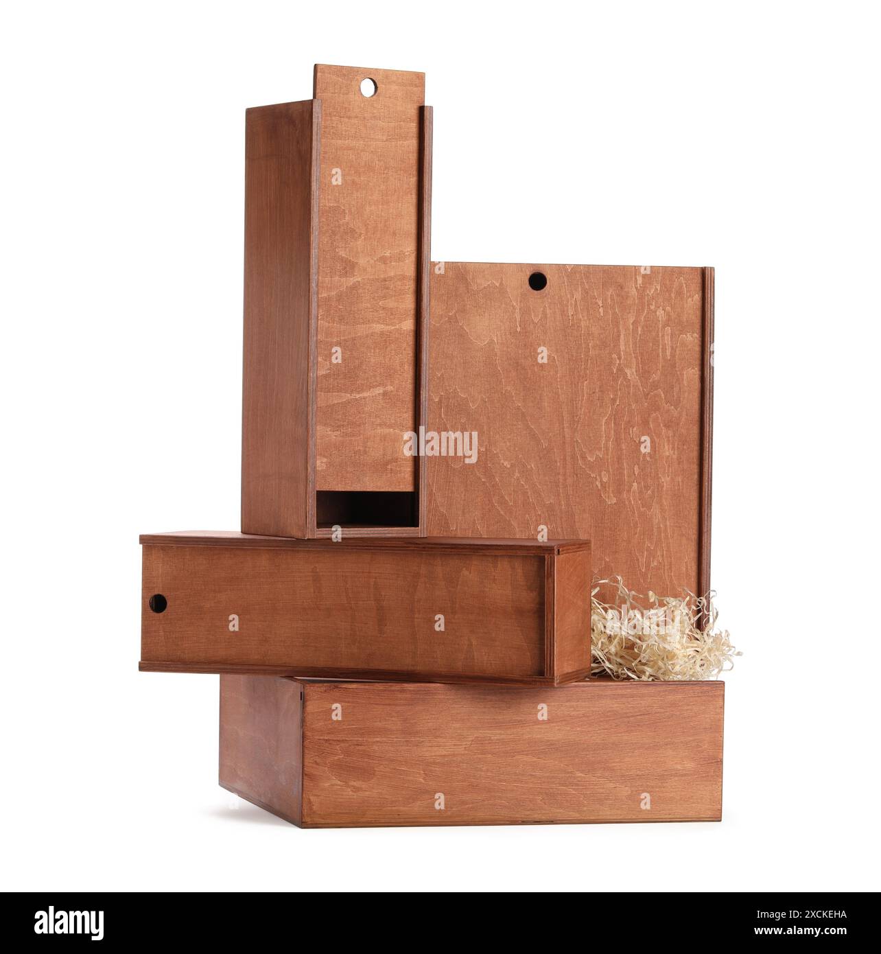 Open wooden wine boxes with straw isolated on white Stock Photo - Alamy