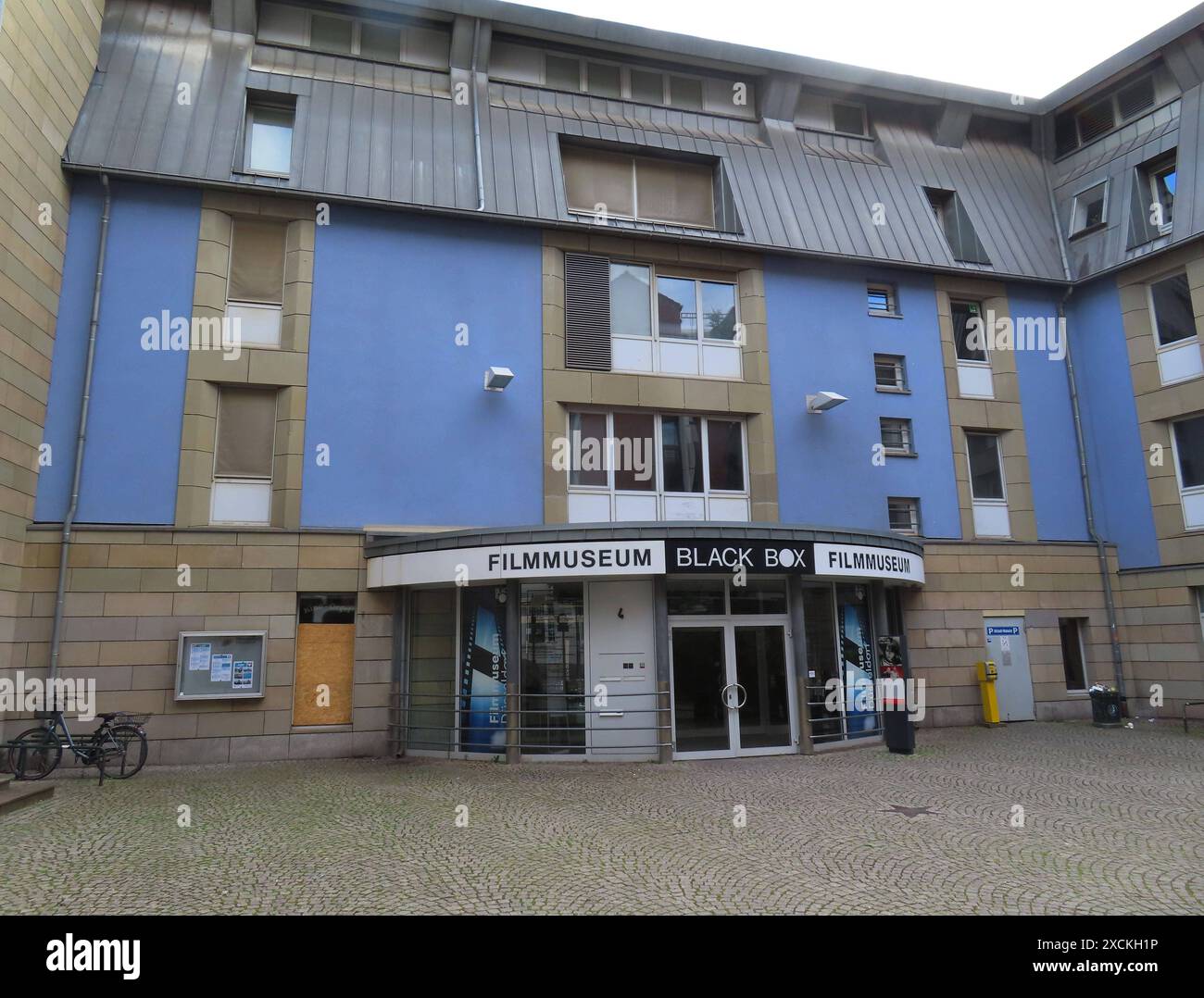 Blick auf das Gebaeude des Flimmuseums Black Box in der Duesseldorfer ...