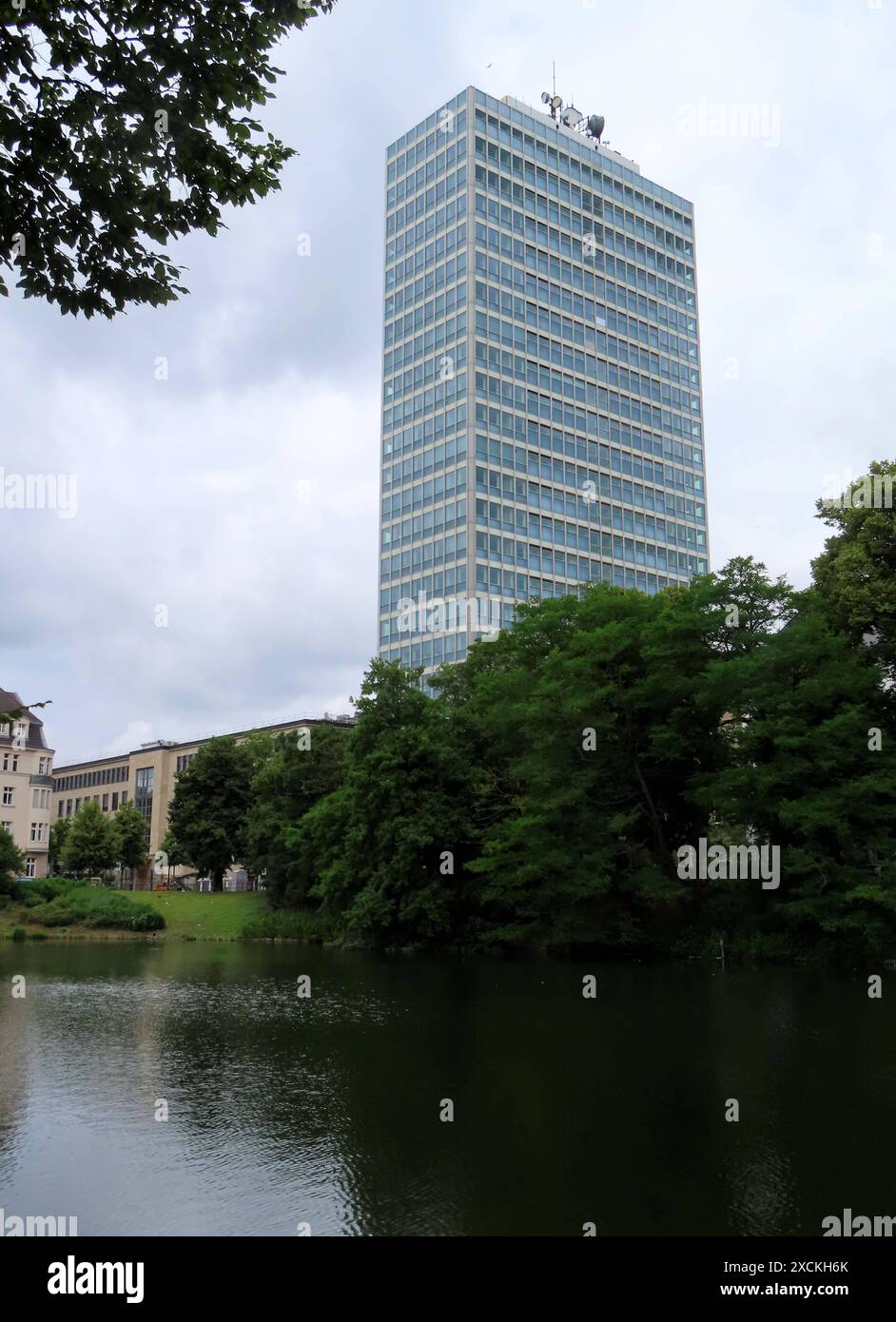 Blick auf das ehemalige Mannesmann Hochhaus am Mannesmann Ufer in ...
