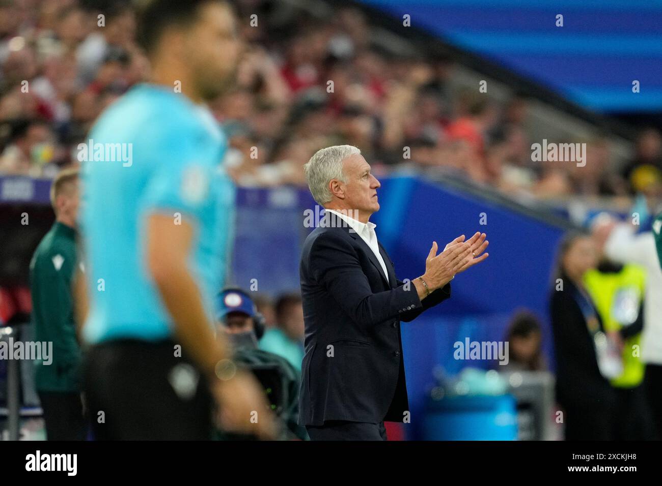 France head coach Didier Deschamps applauds during a Group D match ...