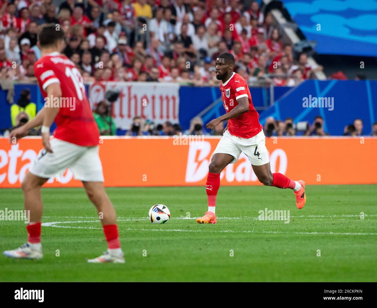 Kevin Danso (Oesterreich, #04) am Ball, GER, Austria (AUT) vs France ...
