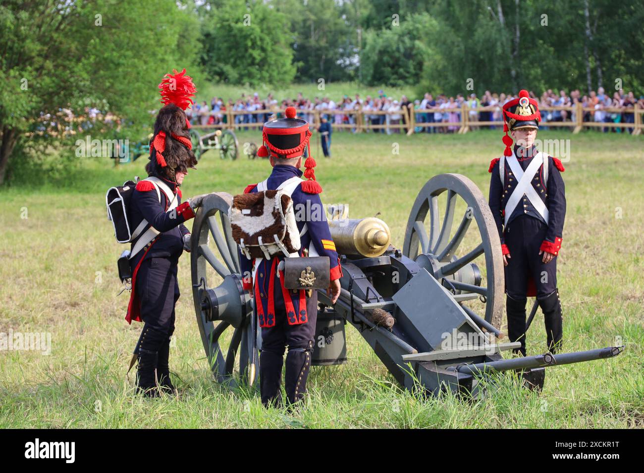 Soldiers scorers of the French army of Napoleon and artillery cannon of ...