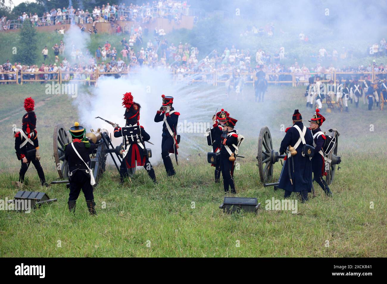 Soldiers scorers of the French army of Napoleon and artillery cannon of ...