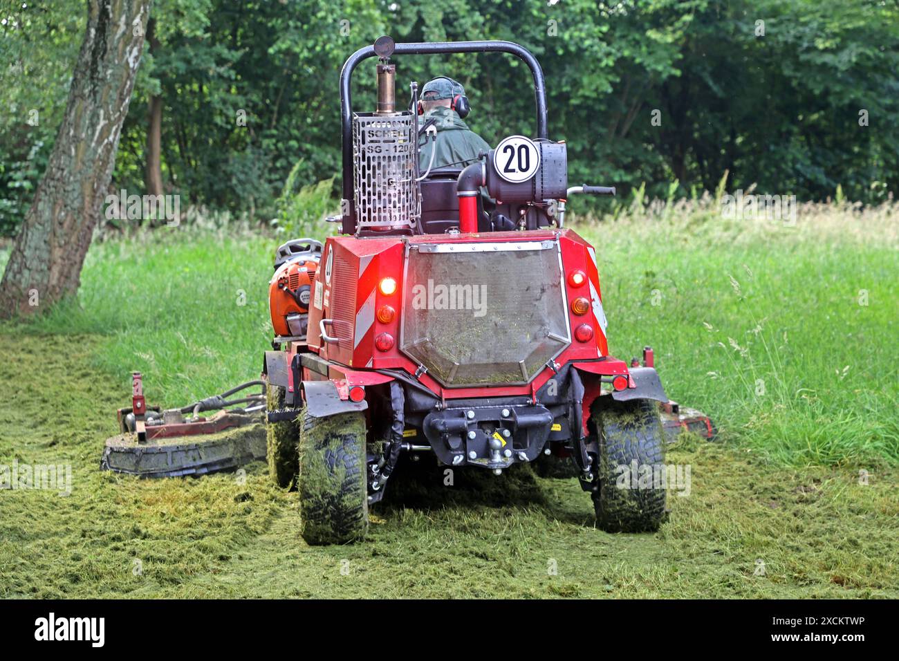 Professionelle Gartenbaumaschinen Ein professioneller Aufsitz ...