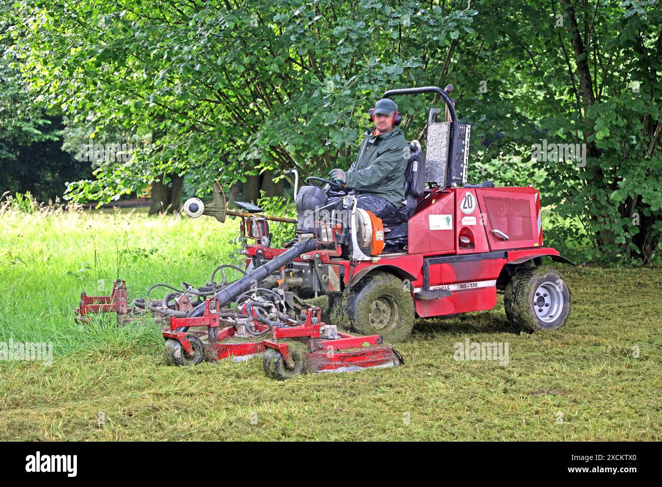Professionelle Gartenbaumaschinen Ein professioneller Aufsitz ...