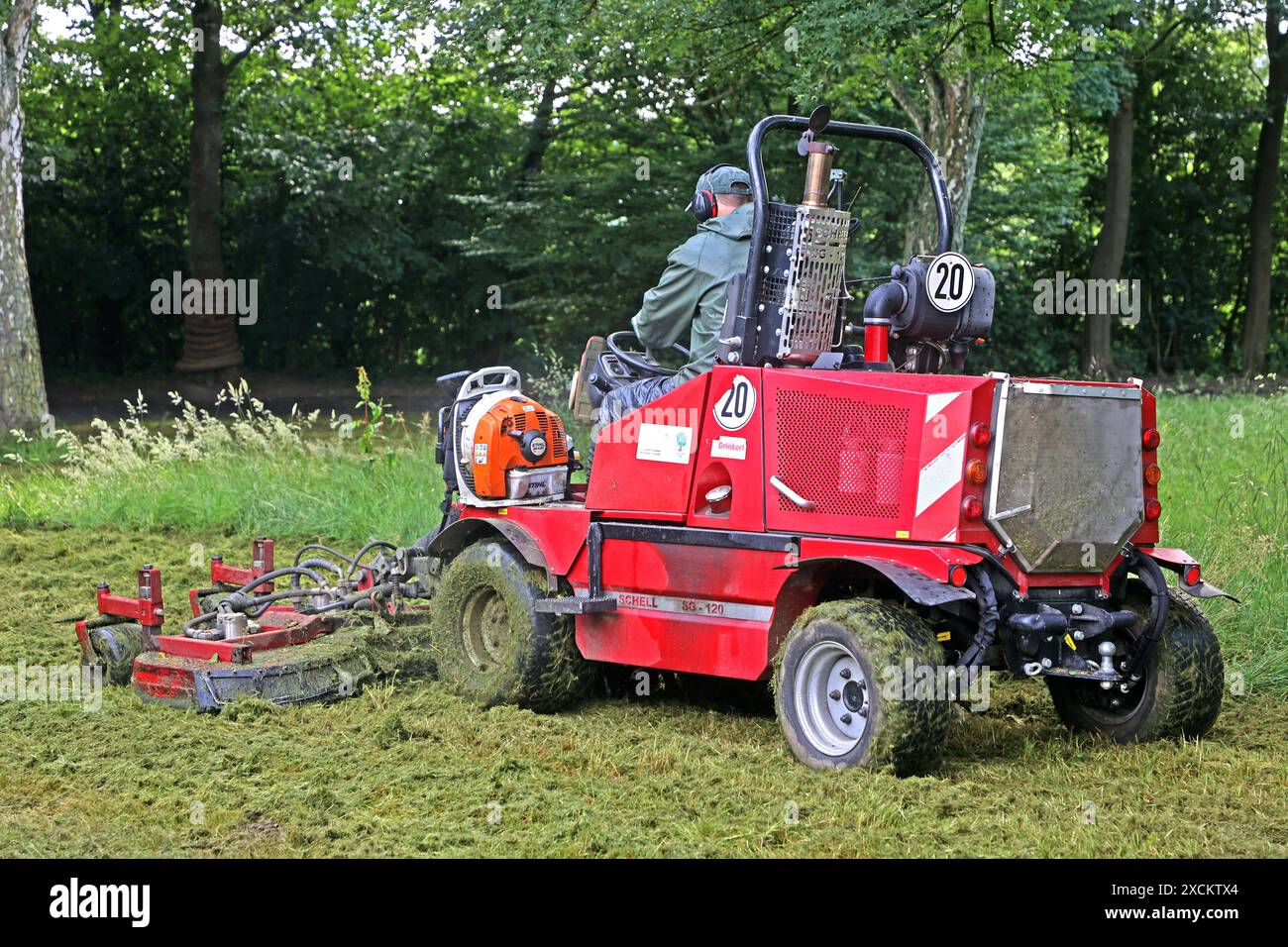 Professionelle Gartenbaumaschinen Ein professioneller Aufsitz ...