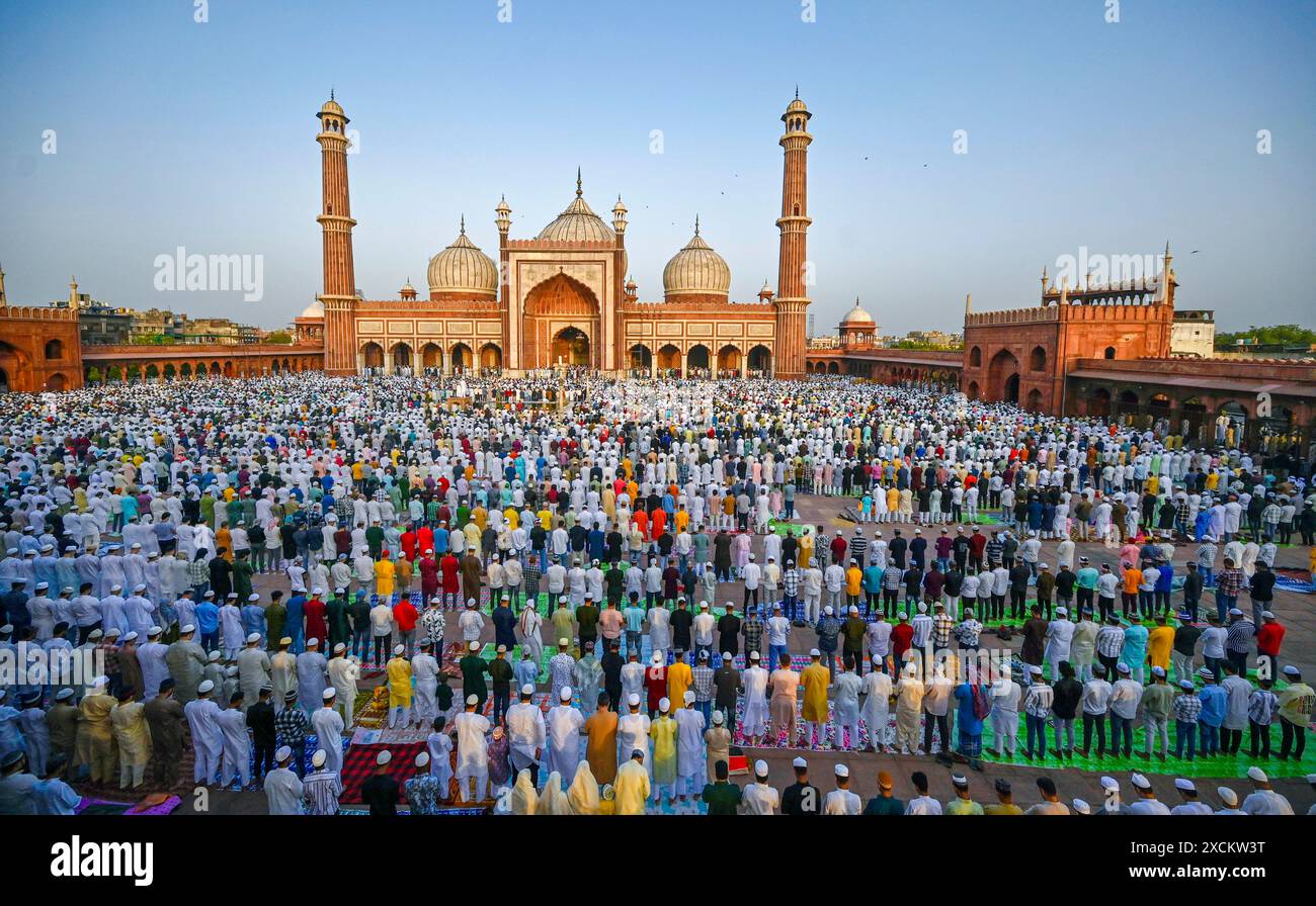 NEW DELHI, INDIA - JUNE 17: Muslims offering prayers at Jama Masjid on ...