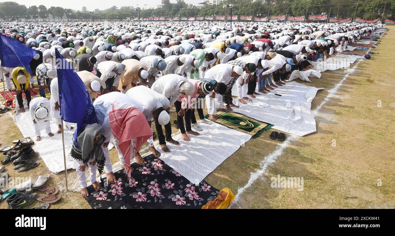 PATNA, INDIA - JUNE 17: Muslim people offering Namaz on the occasion of ...