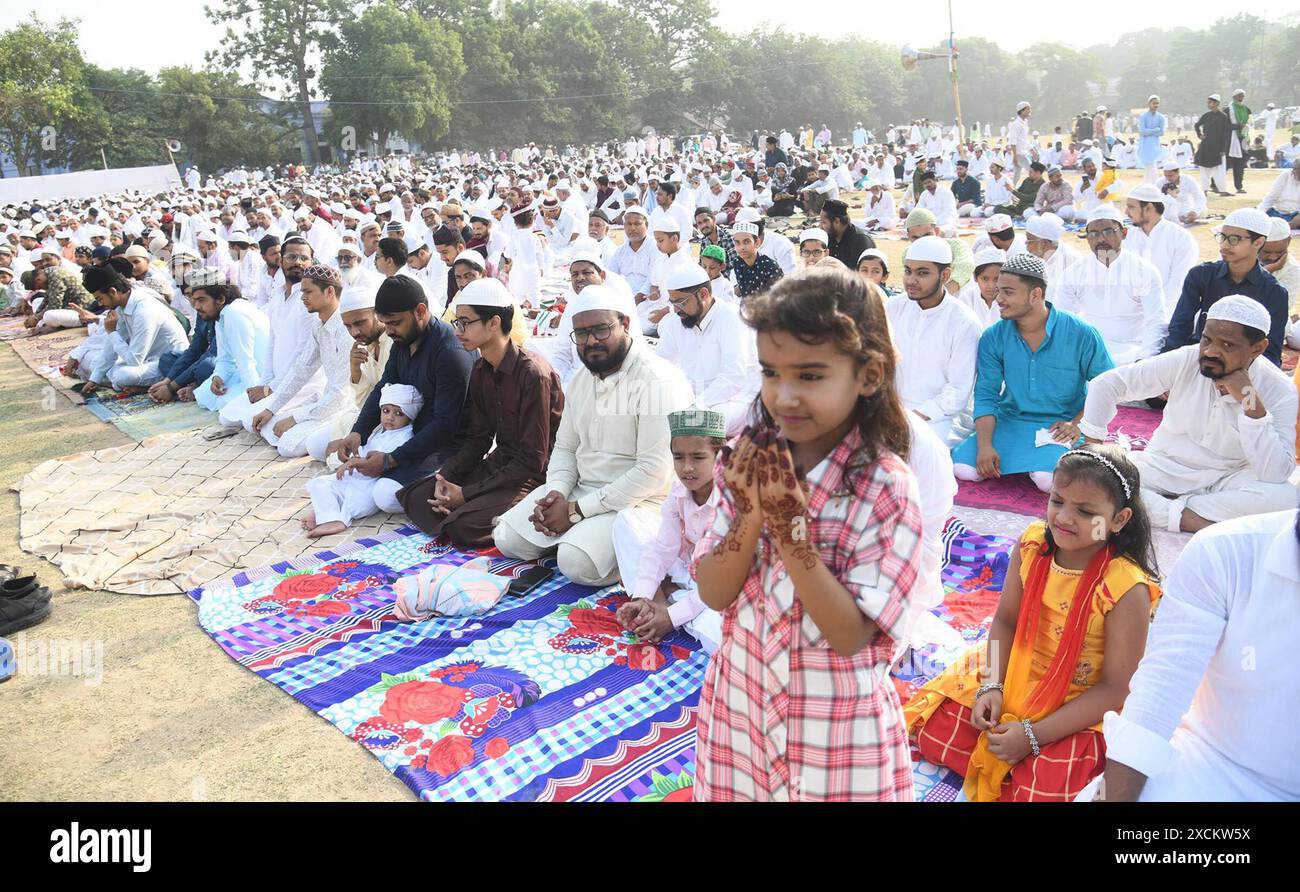 PATNA, INDIA - JUNE 17: Muslim people offering Namaz on the occasion of ...
