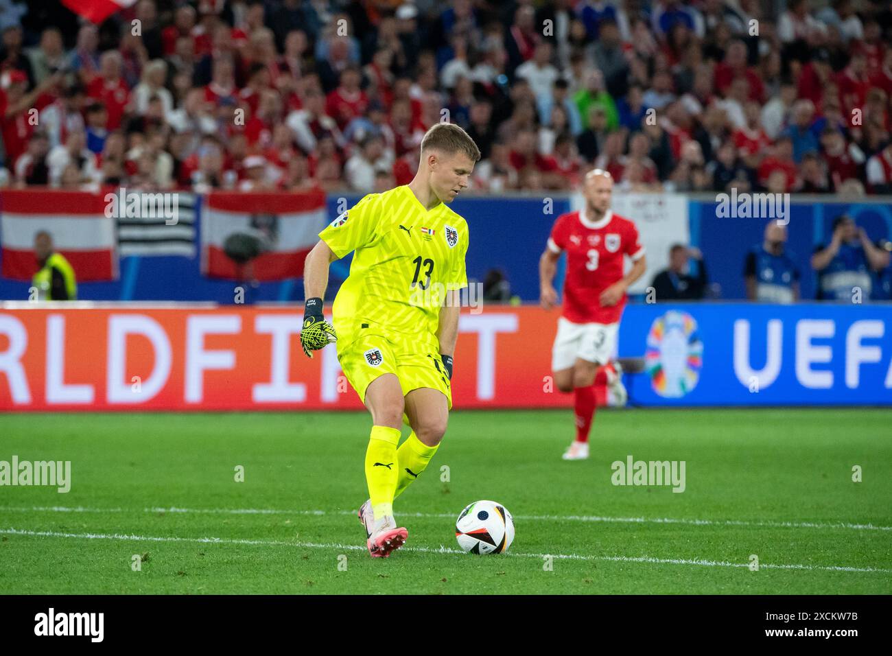 Patrick Pentz (Oesterreich, #13) am Ball, GER, Austria (AUT) vs France ...