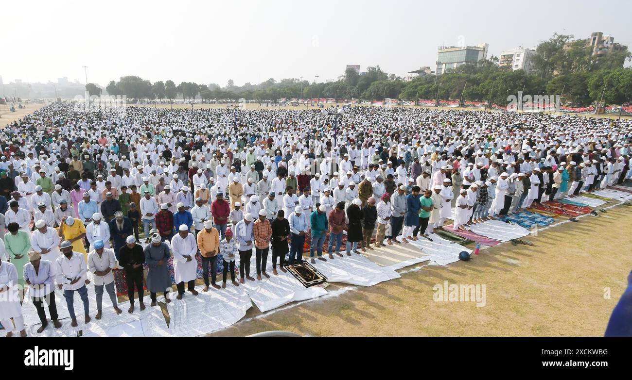 PATNA, INDIA - JUNE 17: Muslim people offering Namaz on the occasion of ...