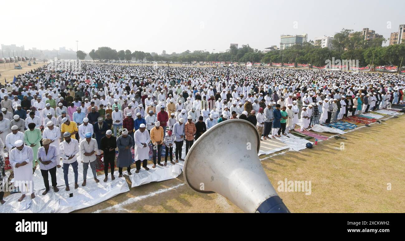 PATNA, INDIA - JUNE 17: Muslim people offering Namaz on the occasion of ...