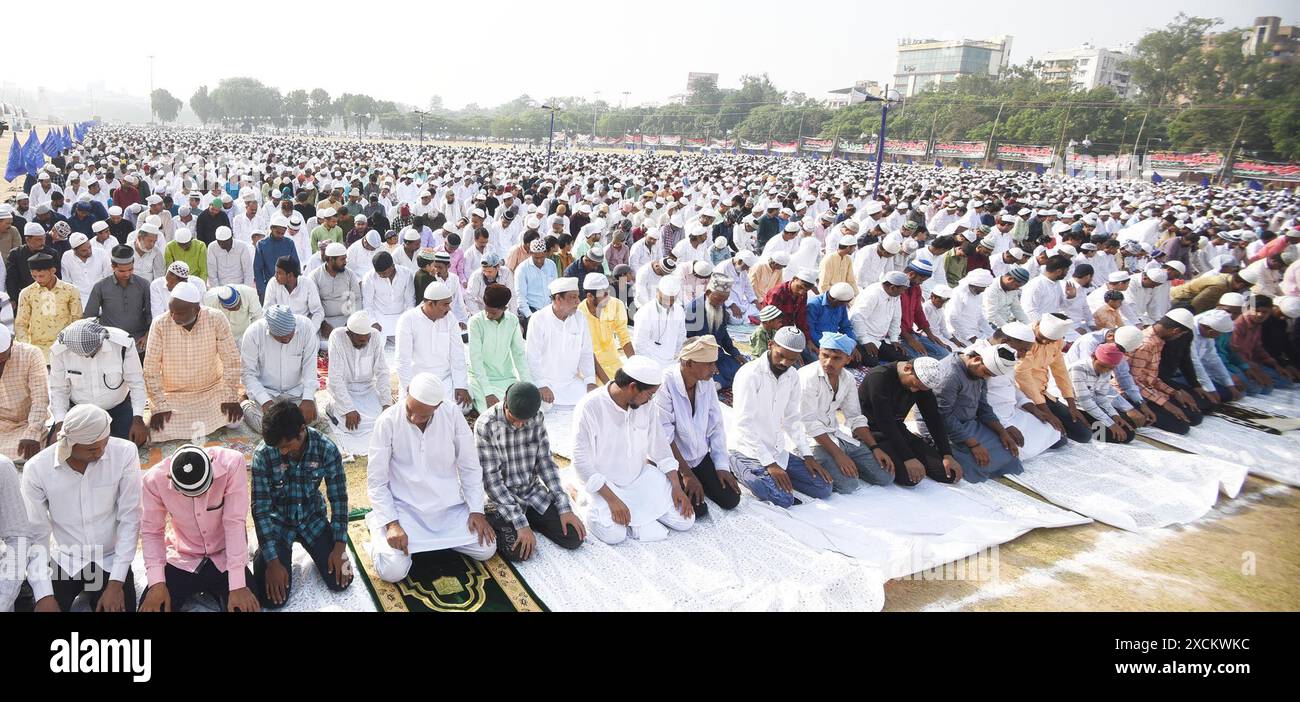 PATNA, INDIA - JUNE 17: Muslim people offering Namaz on the occasion of ...