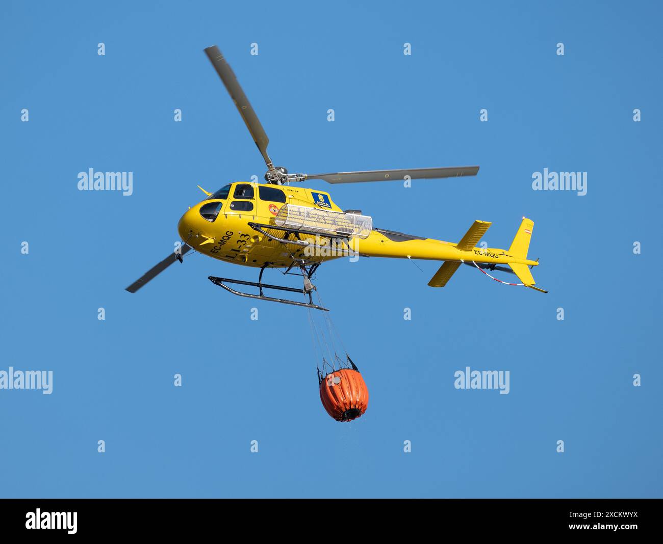 Fire extinguishing helicopter hi-res stock photography and images - Alamy