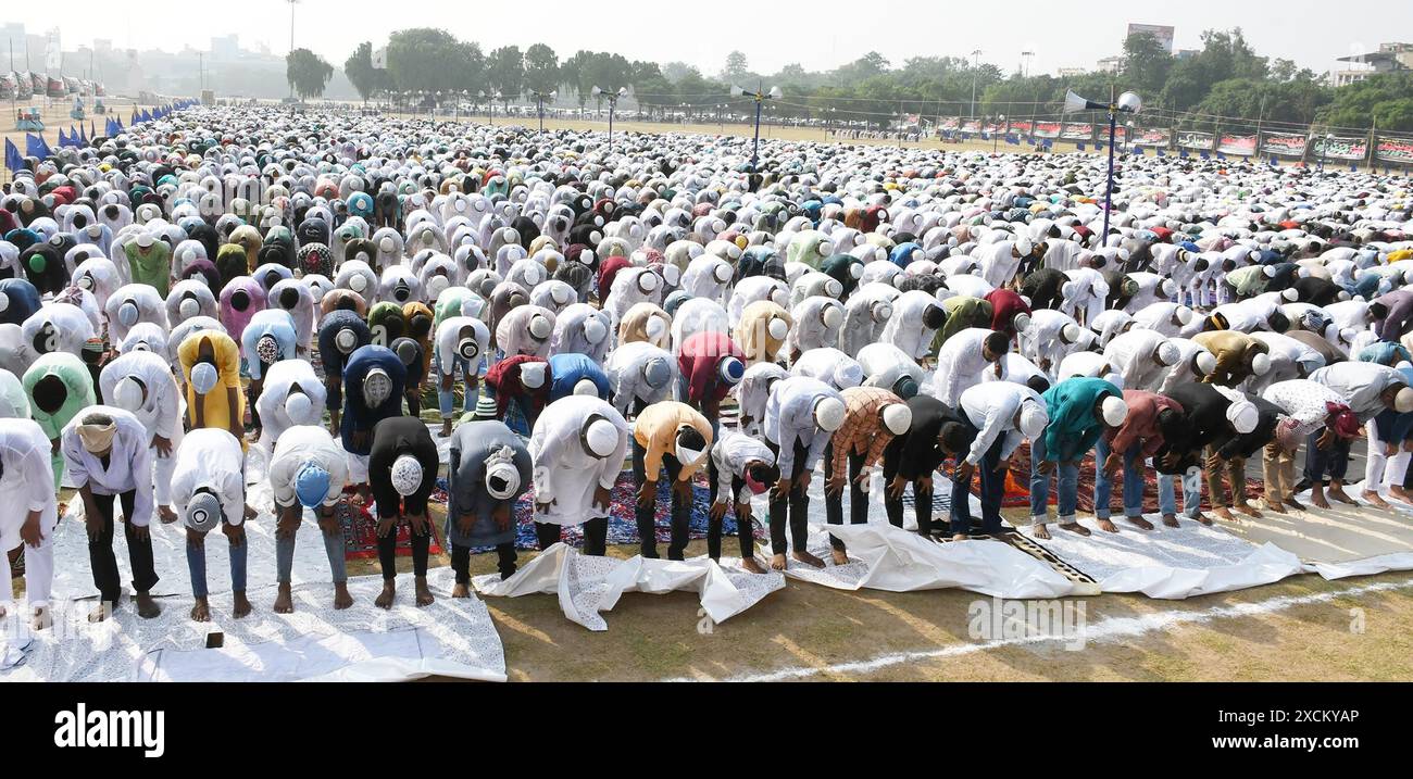 PATNA, INDIA - JUNE 17: Muslim people offering Namaz on the occasion of ...