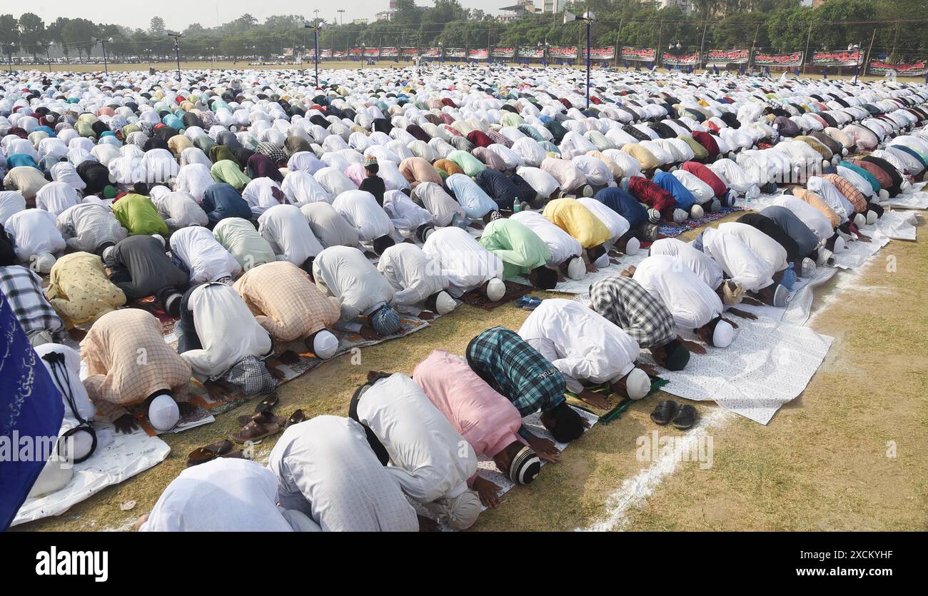 PATNA, INDIA - JUNE 17: Muslim people offering Namaz on the occasion of ...