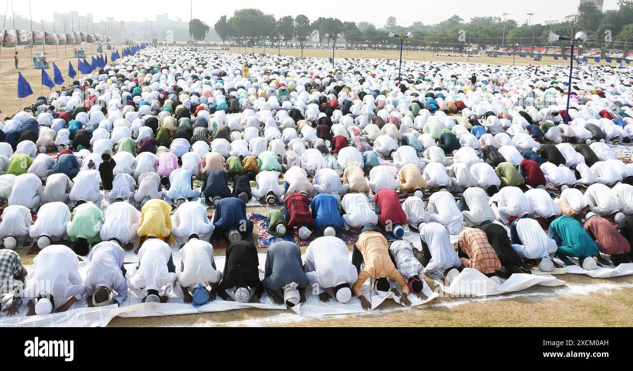 PATNA, INDIA - JUNE 17: Muslim people offering Namaz on the occasion of ...