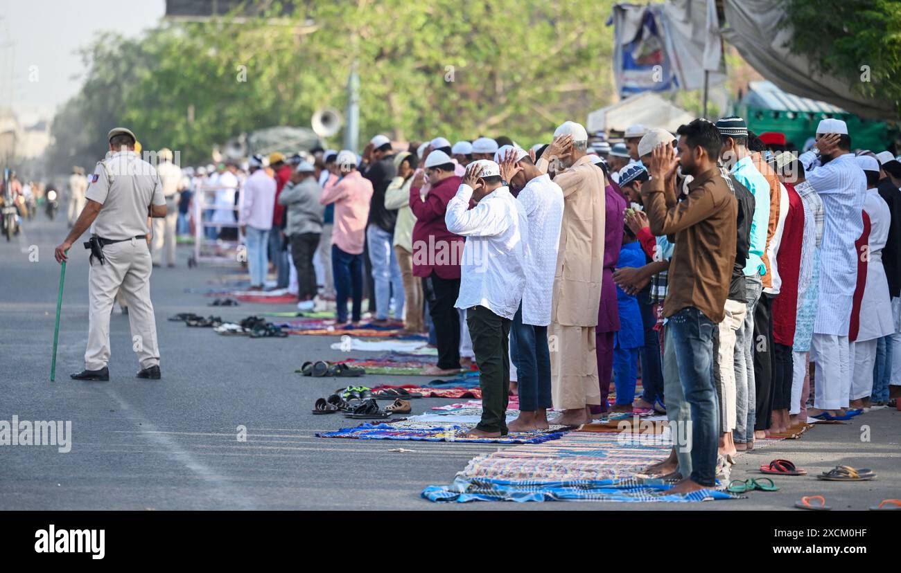 NEW DELHI, INDIA - JUNE 17: Muslims offering prayers at geeta colony ...