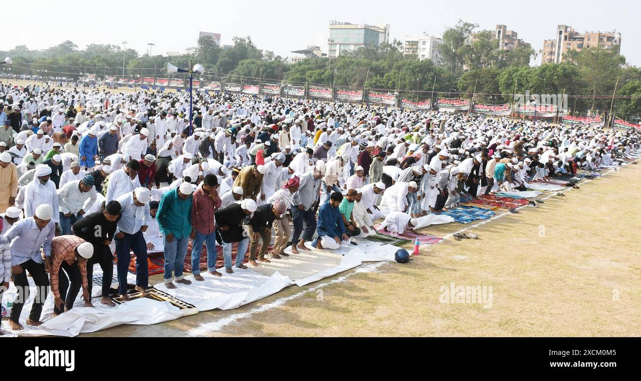 PATNA, INDIA - JUNE 17: Muslim people offering Namaz on the occasion of ...