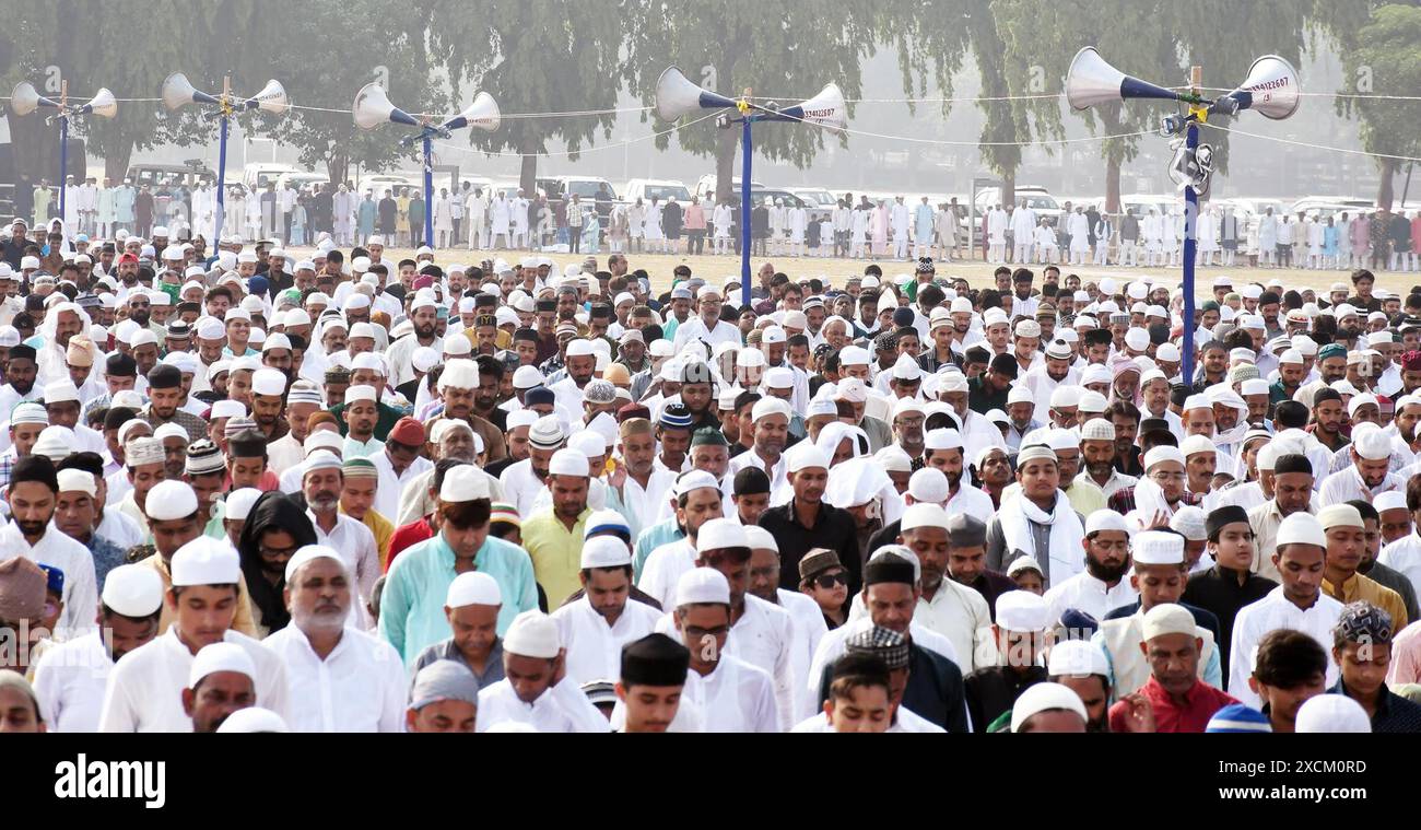 PATNA, INDIA - JUNE 17: Muslim people offering Namaz on the occasion of ...
