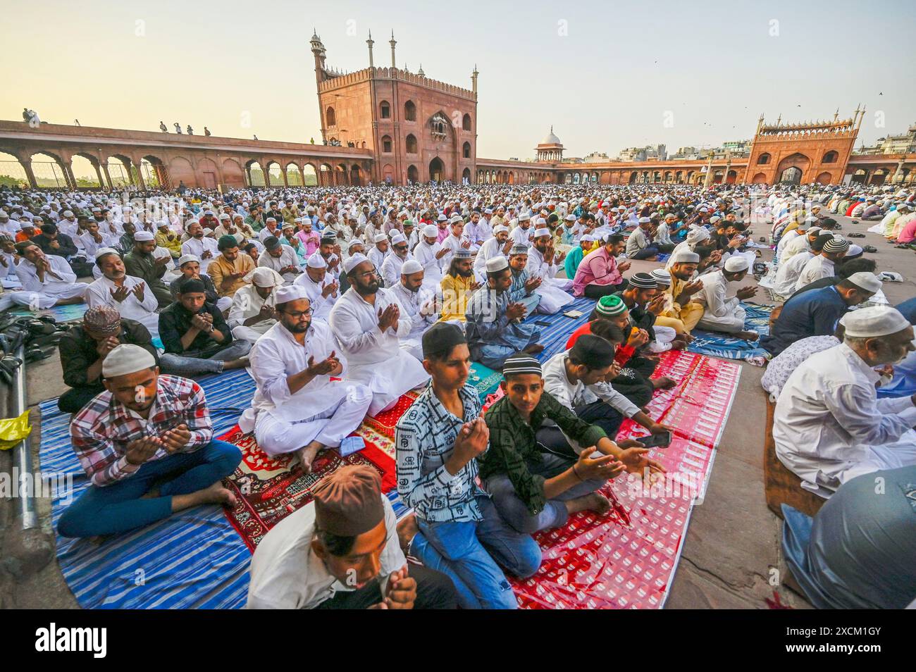 NEW DELHI, INDIA - JUNE 17: Muslims offering prayers at Jama Masjid on ...