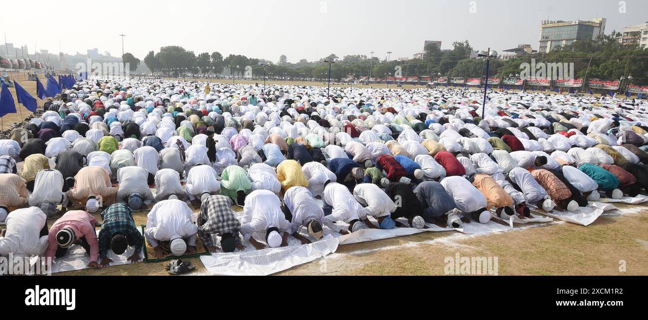 PATNA, INDIA - JUNE 17: Muslim people offering Namaz on the occasion of ...