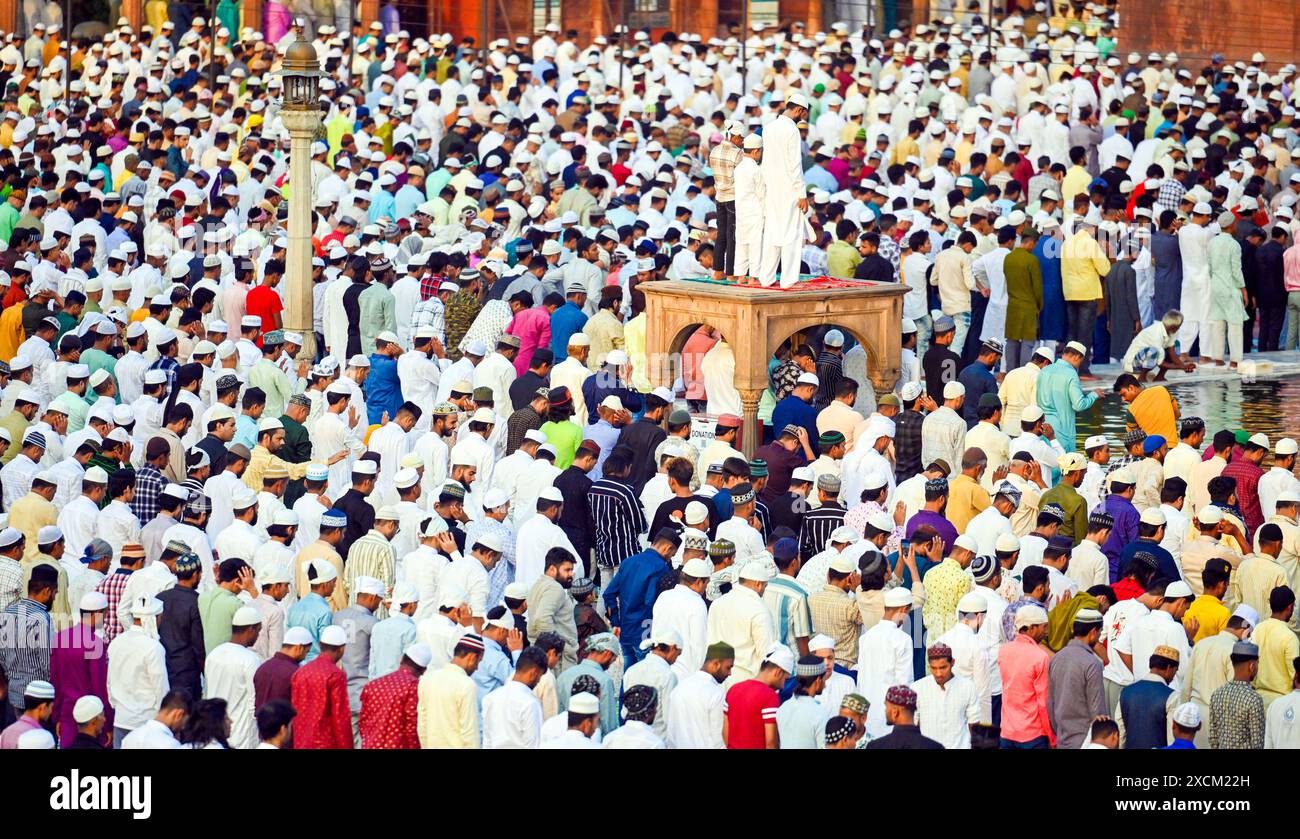 NEW DELHI, INDIA - JUNE 17: Muslims offering prayers at Jama Masjid on ...