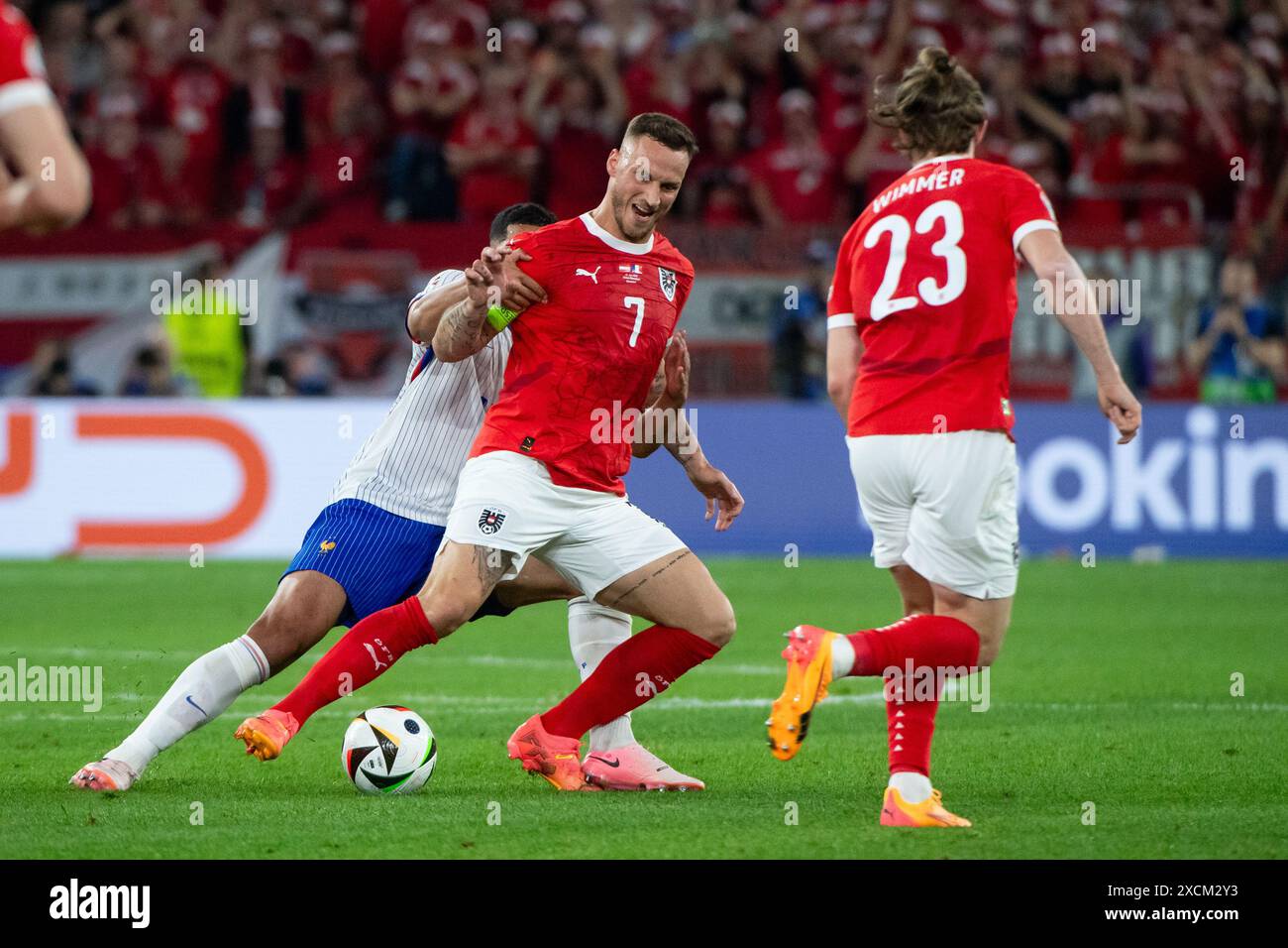 Marko Arnautovic (Oesterreich, #07) im Zweikampf mit William Alain ...