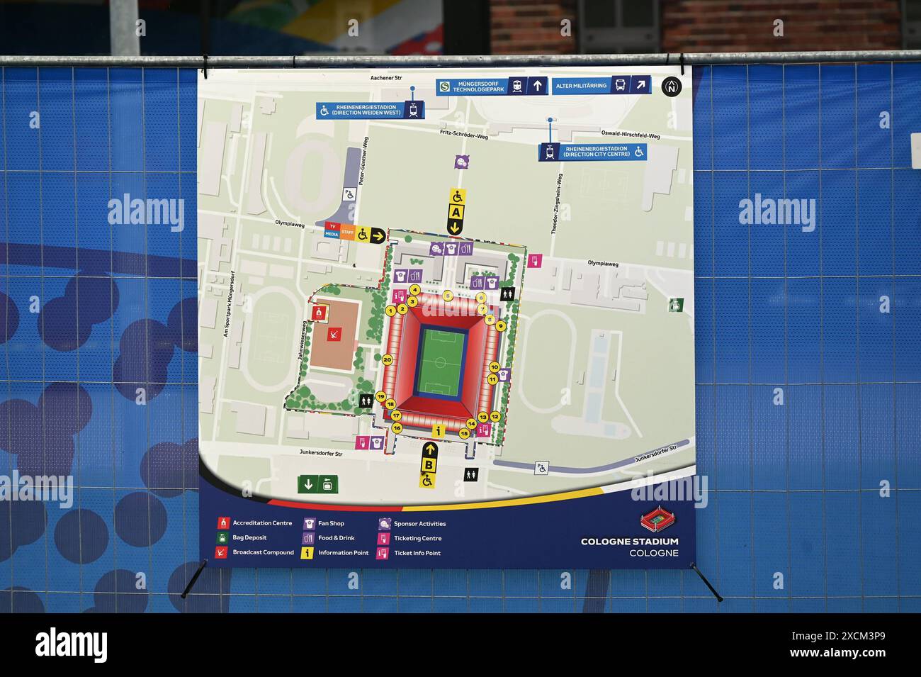 Der Plan des Kölner RheinEnergieStadion mit Fahnen für die UEFA EURO ...