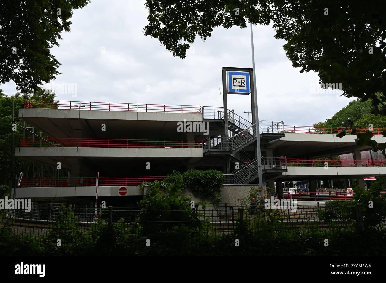 Ein Park und Ride Parkplatz *** A park and ride parking lot Stock Photo ...