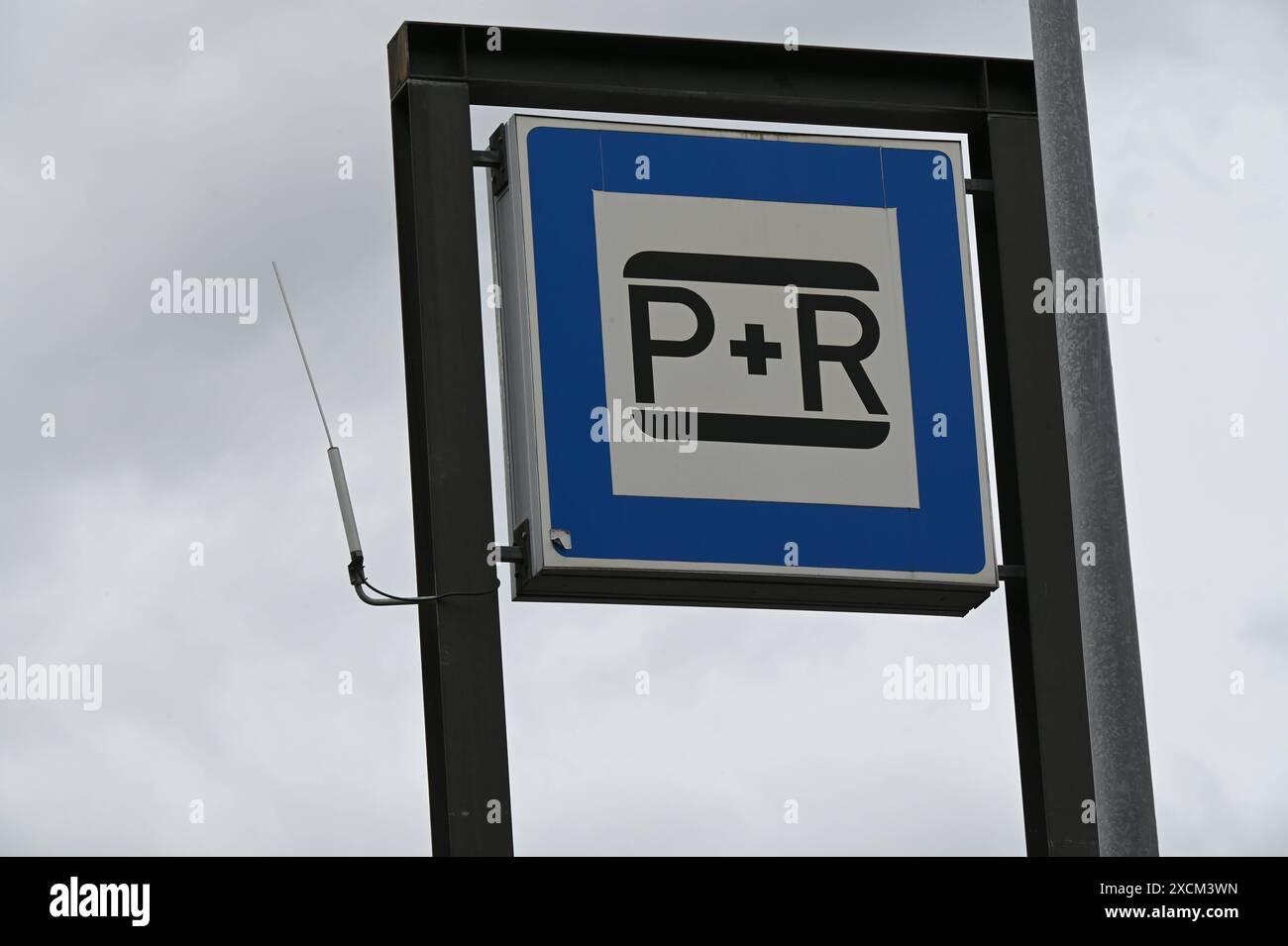 Ein Park und Ride Parkplatz *** A park and ride parking lot Stock Photo ...
