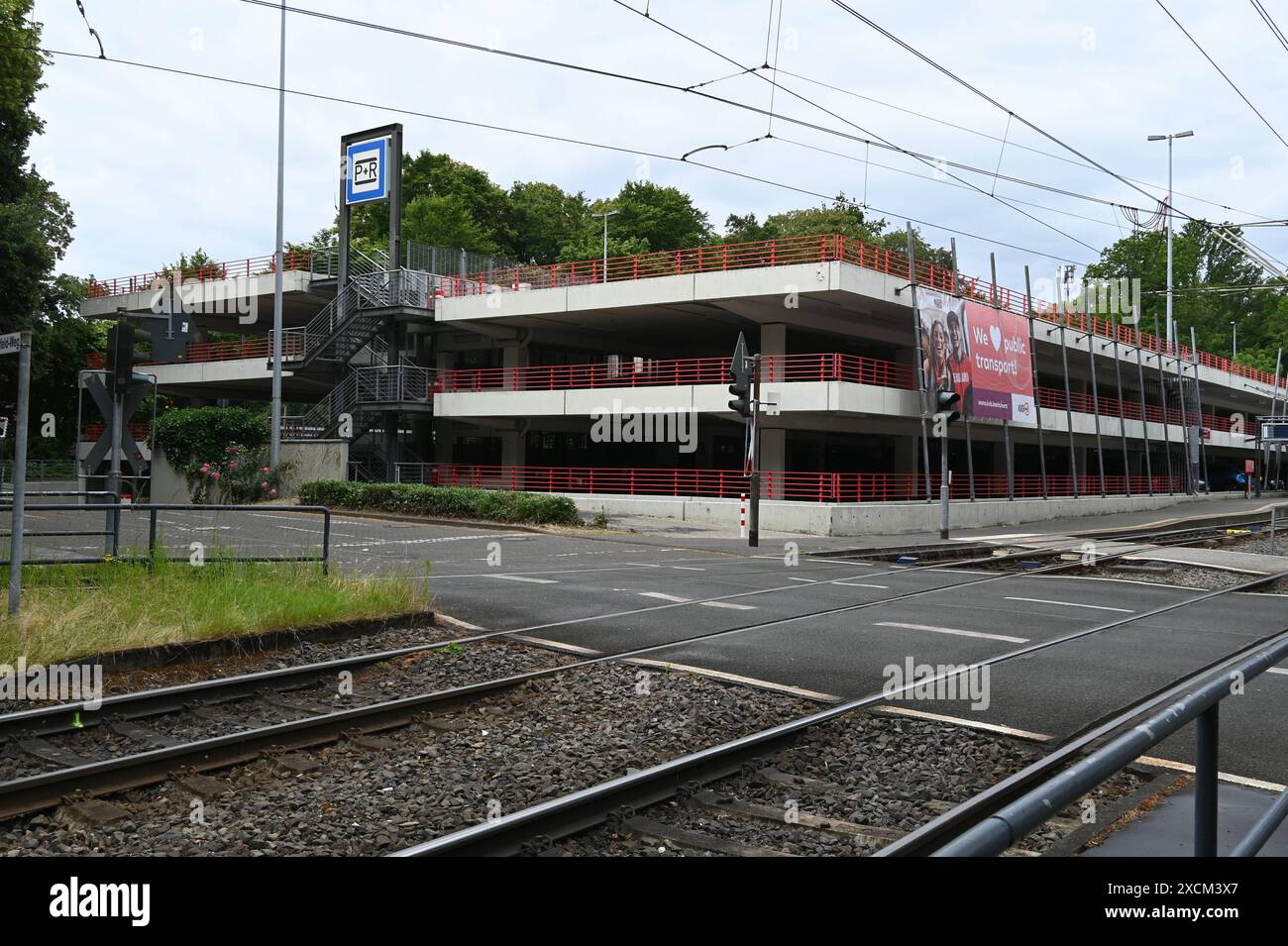 Ein Park und Ride Parkplatz *** A park and ride parking lot Stock Photo ...
