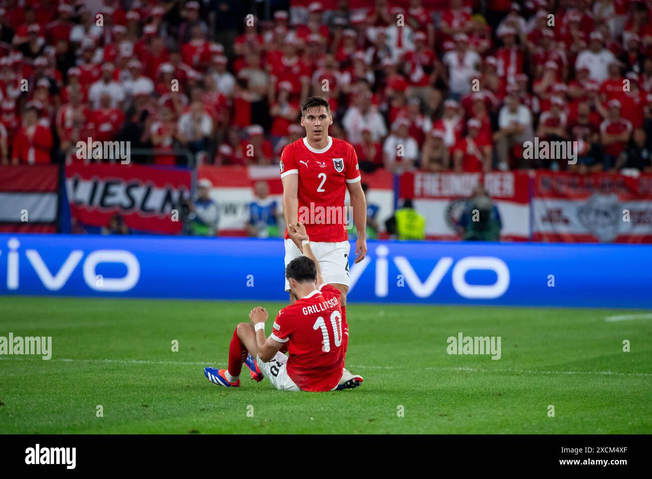 Maximilian Woeber (Oesterreich, #02) hilft Florian Grillitsch (Oesterreich, #10) auf die Beine ...