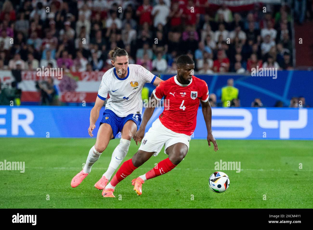 Kevin Danso (Oesterreich, #04) im Zweikampf mit Adrien Rabiot ...