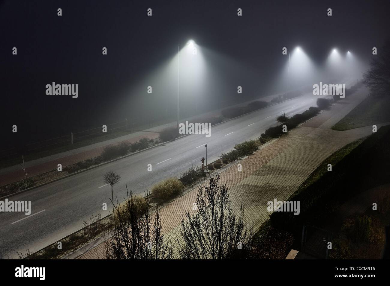 Foggy street night hi-res stock photography and images - Alamy