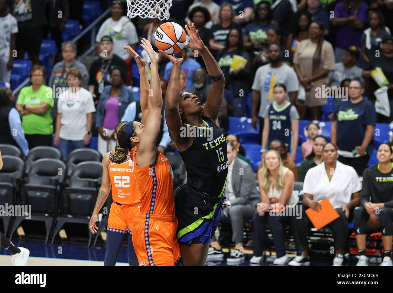 Arlington, TX, USA. 15th June, 2024. Dallas' Teaira McCowan (15) fights ...