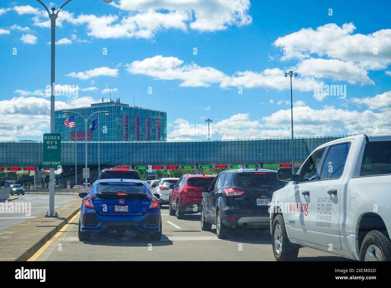 Cars line up to cross the rainbow bridge from Canada to the US Stock ...