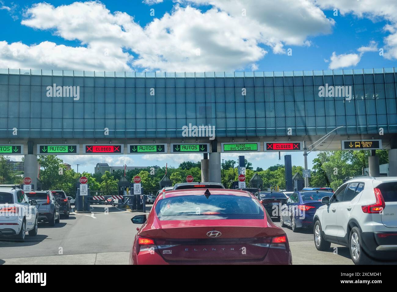Cars line up to cross the rainbow bridge from Canada to the US Stock ...