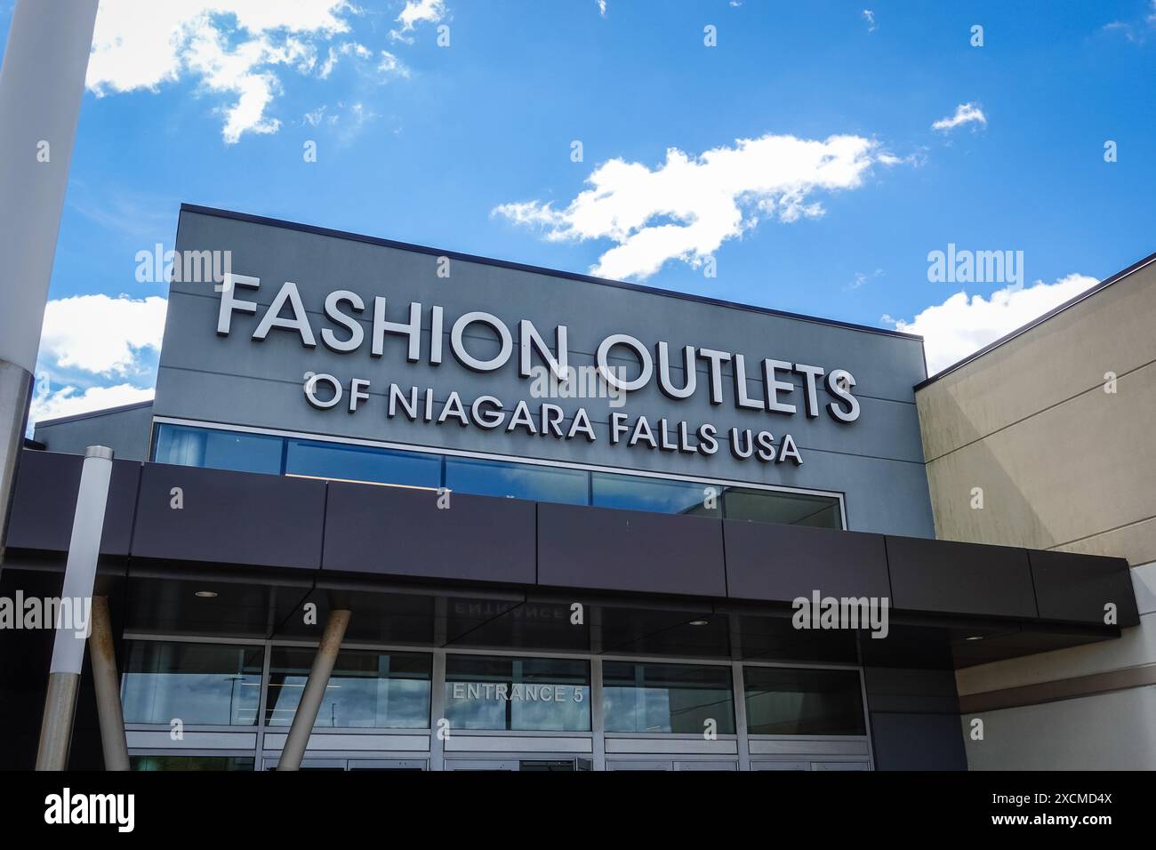 Niagara falls ny mall hi-res stock photography and images - Alamy