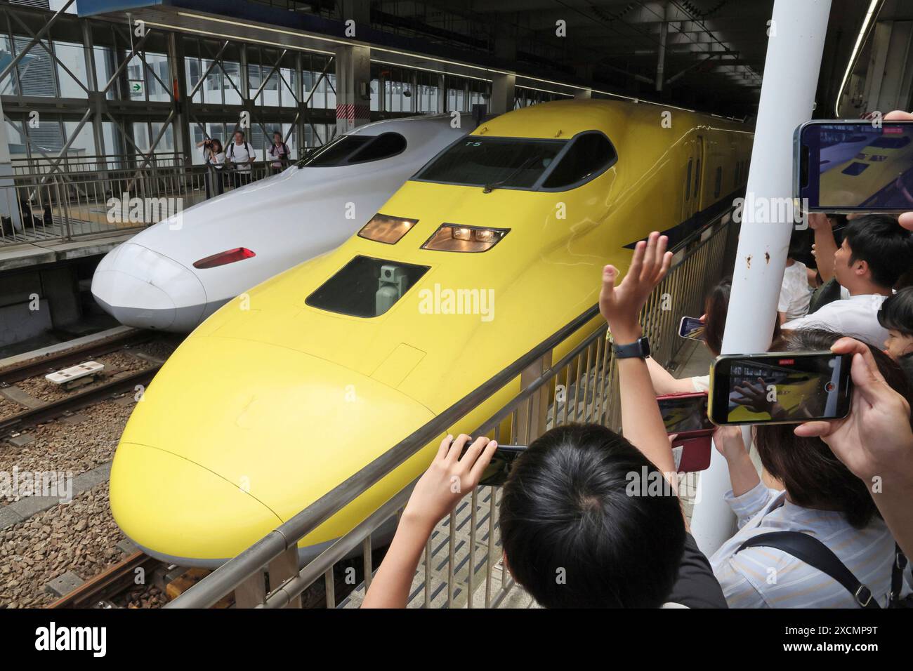 Fans take pictures of the Doctor Yellow shinkansen test train at Hakata ...