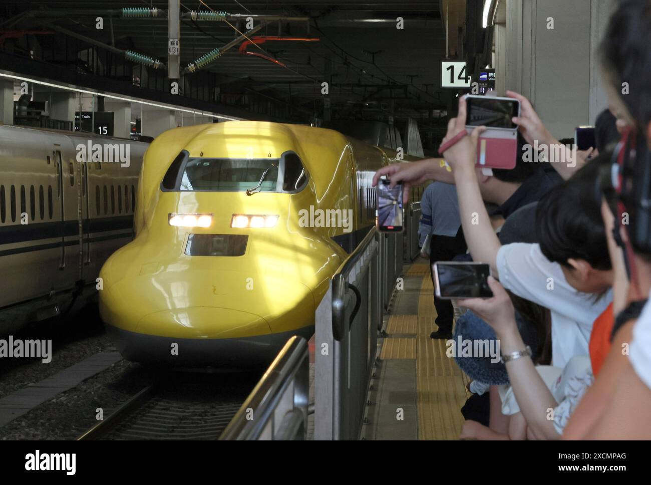 Fans take pictures of the Doctor Yellow shinkansen test train at Hakata ...