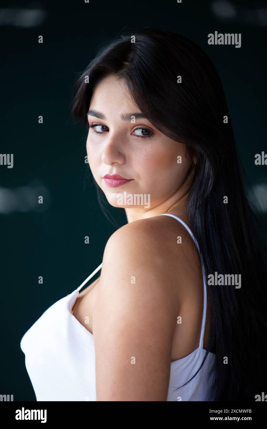 Woman looking over shoulder Stock Photo - Alamy
