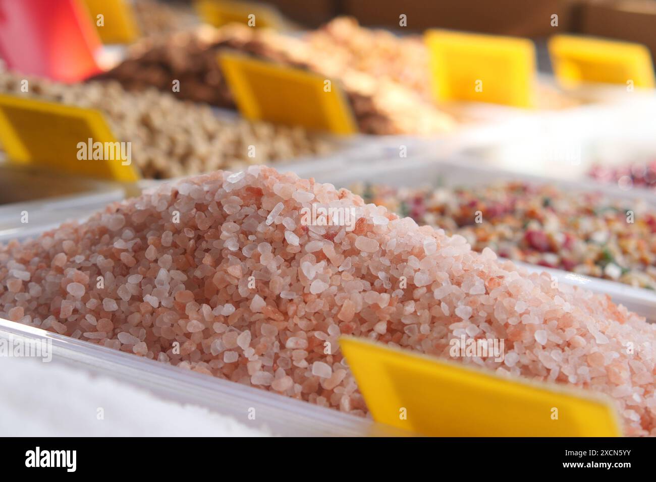Raw dried pink Himalayan salt selling at market Stock Photo - Alamy