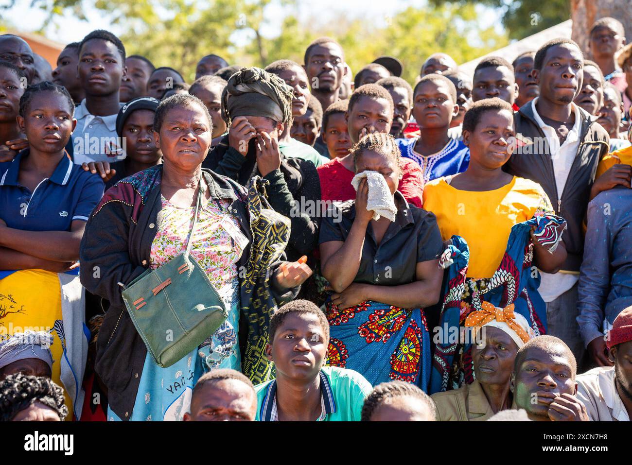 (240618) -- LILONGWE, June 18, 2024 (Xinhua) -- People grieve upon the ...