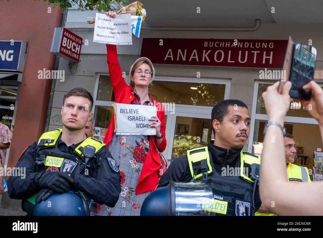 Gegenprotest der Politikerin Karoline Preisler FDP mit einem Plakat ...
