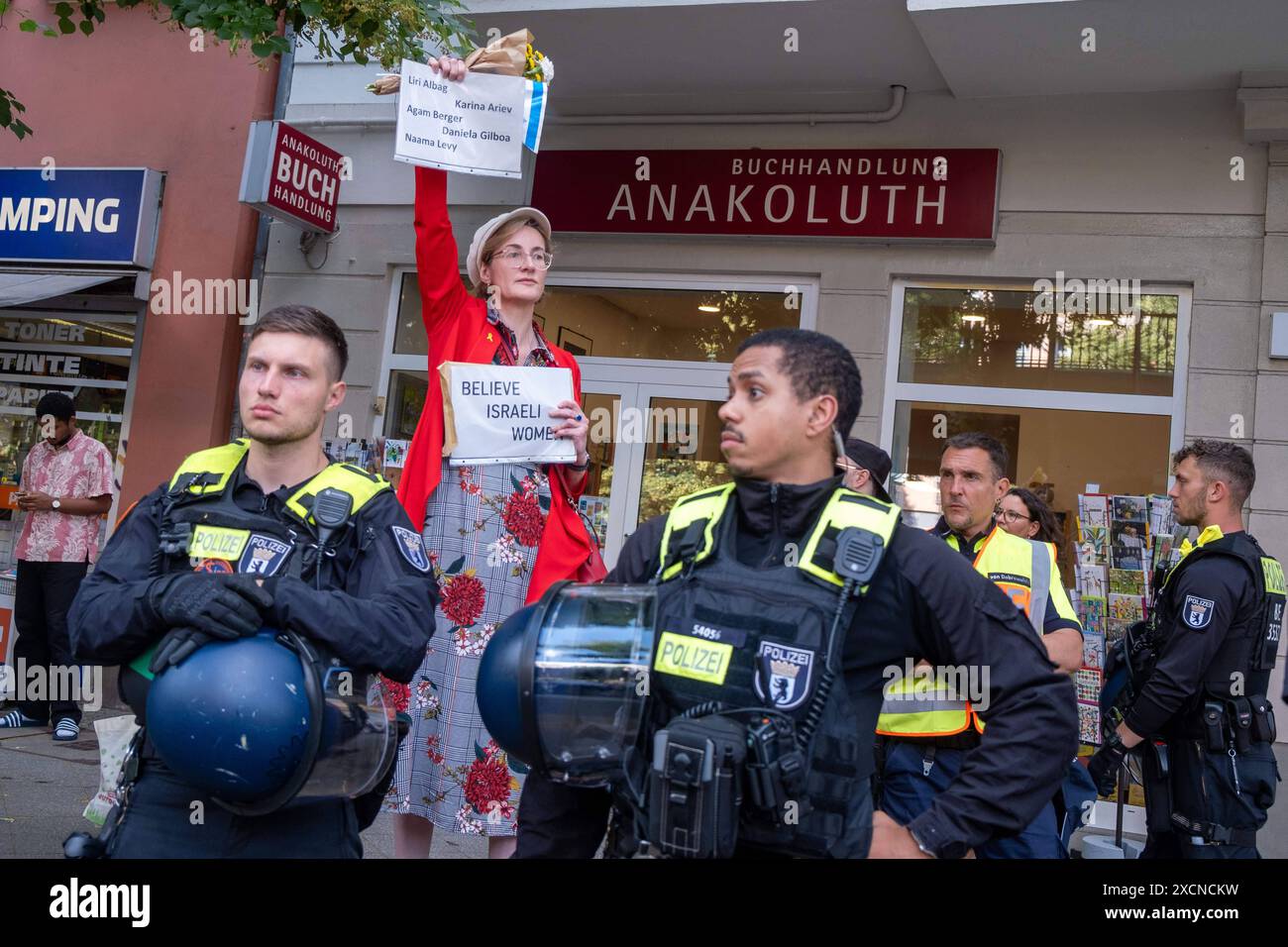Gegenprotest der Politikerin Karoline Preisler FDP mit einem Plakat ...