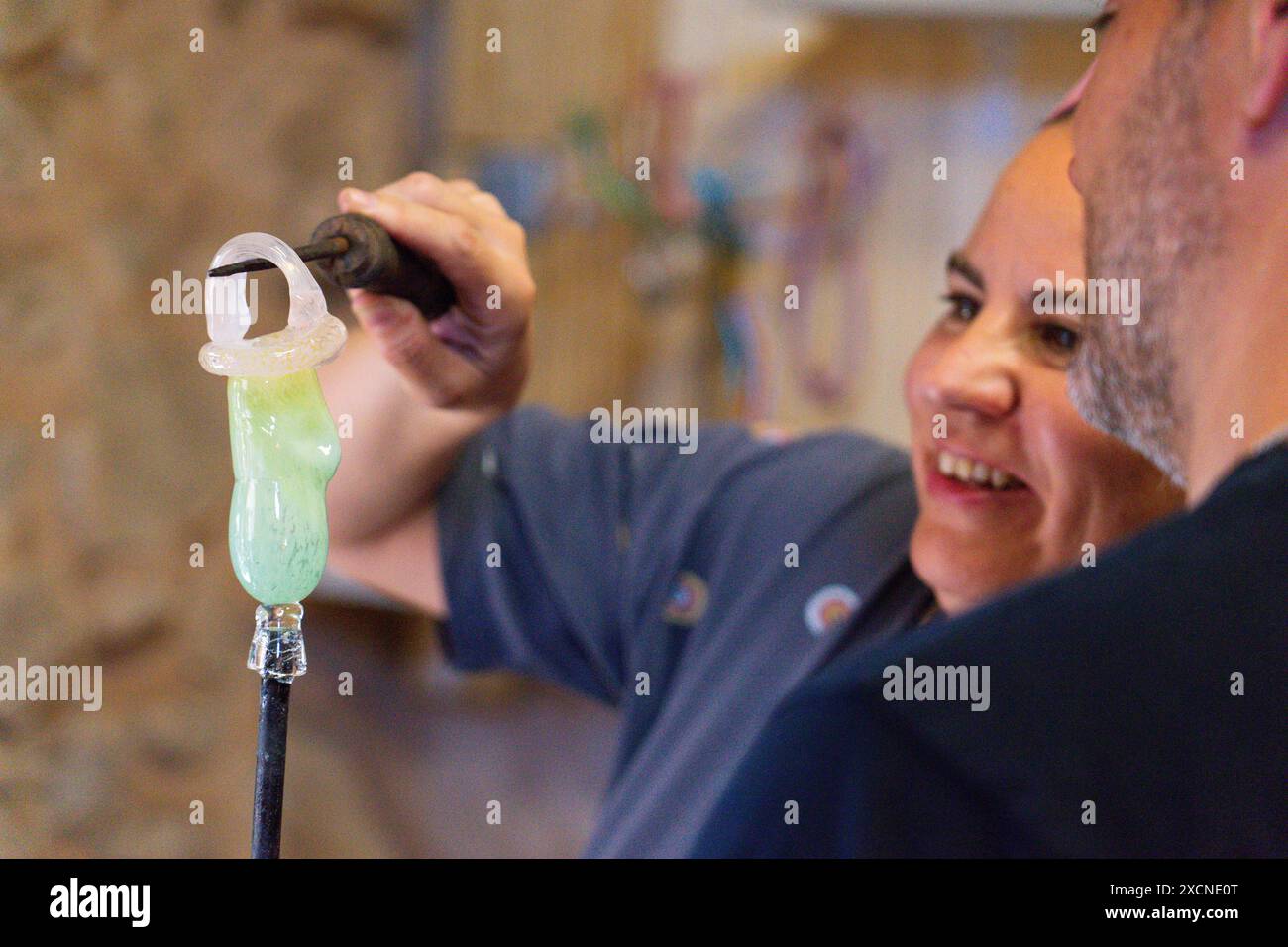 Man making glass sculpture hi-res stock photography and images - Alamy