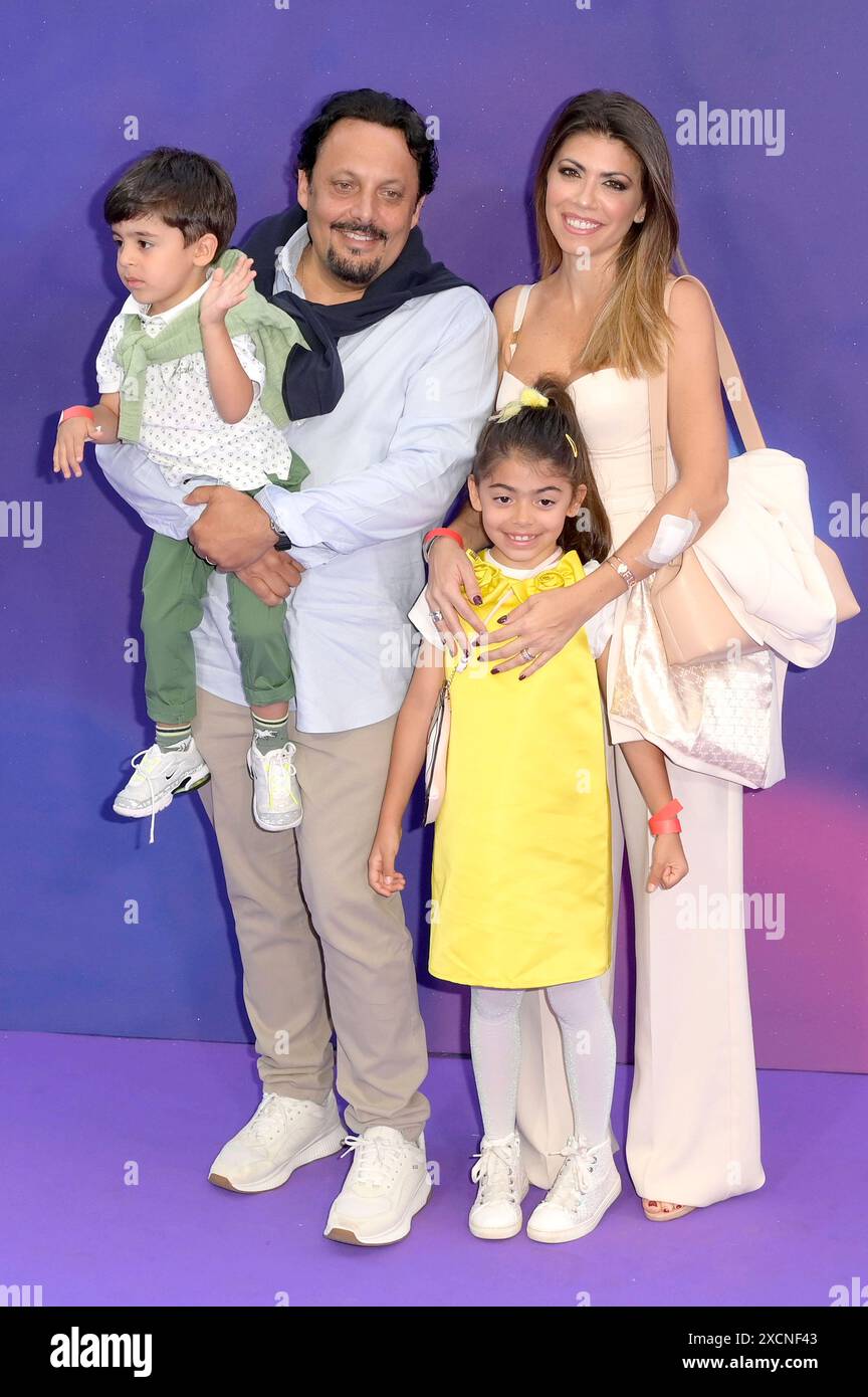 Enrico Brignano mit Ehefrau Flora Canto, Sohn Niccolo Brignano und ...